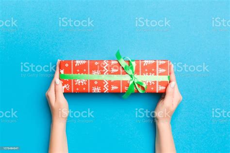 파란색 테이블 배경에 컬러 리본이 달린 선물 상자를 들고 있는 여성 팔 상단 보기 및 복사 공간 디자인 Diy에 대한 스톡 사진 및 기타 이미지 Istock