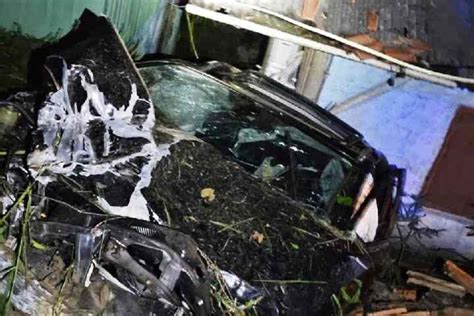 Carro Bate Em Poste Atinge Casa E Deixa Duas Pessoas Feridas Oi Sc
