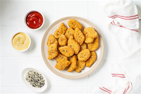 가벼운 배경에 접시 케첩 치즈 소스를 넣은 치킨 너겟 패스트푸드 탑 뷰 치킨 너겟에 대한 스톡 사진 및 기타 이미지 치킨
