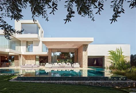 Desain Rumah Mewah Dengan Bioskop Bar Dan Spa Minimalis