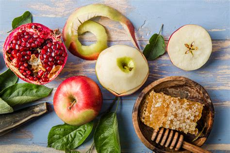 로쉬 하샤나 유대인 새해 휴가 개념 전통적인 상징 꿀 항아리와 석류와 삽포가있는 신선한 사과 파란색 배경에 뿔 텍스트공간을 복사합니다 위에서 보기 개념에 대한 스톡 사진 및