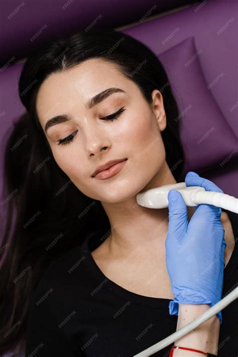 Ultrassom De Tireoide Aproximado Para Menina Para Diagnóstico De Cistos