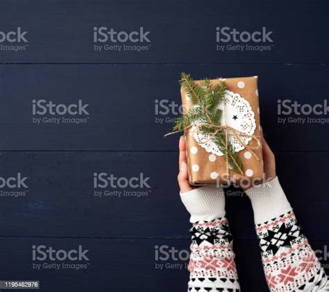 두 명의 여성 손이 파란색 나무 배경에 종이 닫힌 상자를 들고 있다 축제 컨셉 갈색에 대한 스톡 사진 및 기타 이미지 갈색