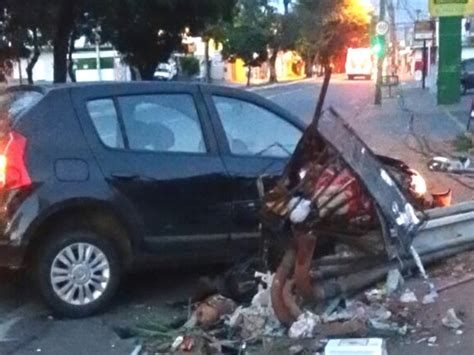 G1 Motorista bate carro contra poste no Setor Jardim América em