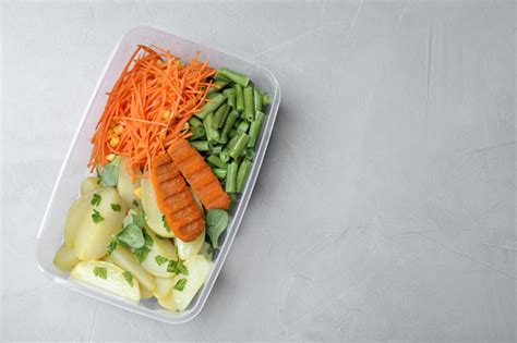 가벼운 테이블 상단 전망의 플라스틱 용기에 커틀릿과 야채가 들어간 맛있는 감자 텍스트를 위한 공간 0명에 대한 스톡 사진 및