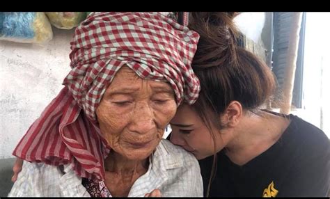 លោក យាយ ចំណាស់ ម្នាក់ អន្ទង ចិត្ត ពេជ្រ ចរណៃ ឲ្យ ស្រ ក់ ទឹក ភ្នែក ទាំង មិន ដឹង ខ្លួន ព្រោះ តែ