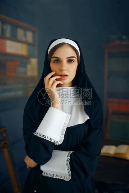 修道院修女祷告高清图片下载 正版图片302599779 摄图网