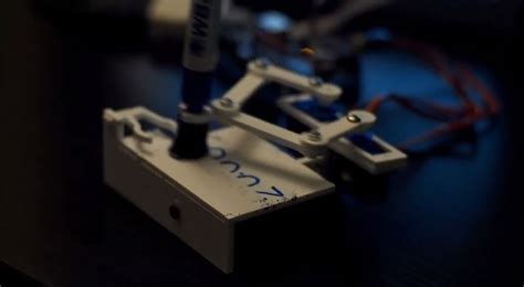 This D Printed Clock Writes The Time With A Marker Twistedsifter
