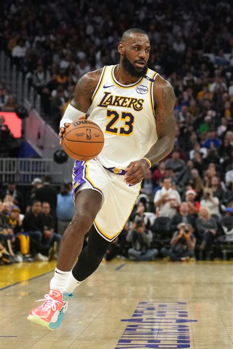 Lebron James Expected To Miss At Least 1 2 Weeks With Groin Strain