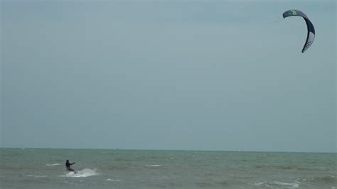 ลมว่าวมาแล้ว ทะเลคลื่นสูง หาดทุ่งวัวแล่น แหล่งเที่ยวดังชุมพร ปักธงแดงห้ามเล่นน้ำ