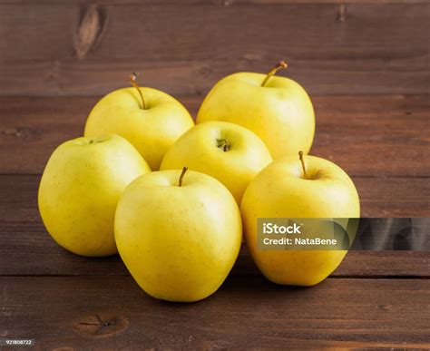 골든 딜리 셔 스입니다 맛있게 익은 신선한 노란 사과 갈색 나무 배경 측면 보기 0명에 대한 스톡 사진 및 기타 이미지 0명
