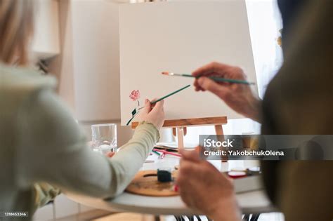 할머니가 근처에 앉아있는 동안 페인트로 그림을 그리는 아이 2명에 대한 스톡 사진 및 기타 이미지 2명 가정의 방 가족
