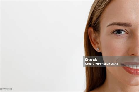 하얀 스튜디오 배경 위에 카메라를 보고 완벽한 얼굴을 가진 부드러운 미소 짓는 젊은 여자 25 29세에 대한 스톡 사진 및 기타 이미지 25 29세 갈색 머리 감각