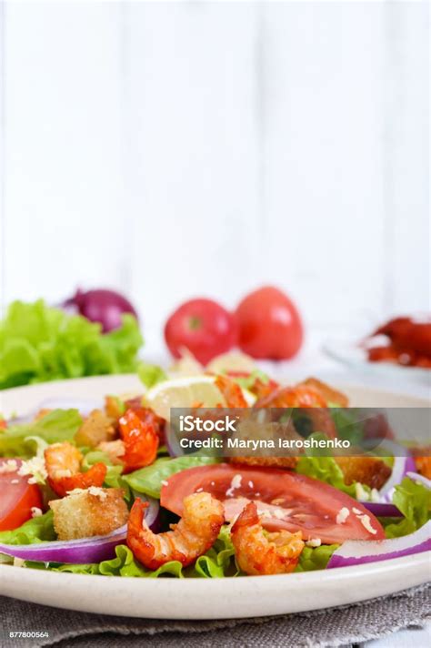 고기는 암 새우 상 추 마늘 크루 통 토마토 흰색 바탕에 붉은 양파의 빛 맛 있는 샐러드 비문에 대 한 여유 공간입니다 건강한 식생활에 대한 스톡 사진 및 기타 이미지