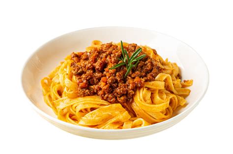 이탈리아어 Tagliatelle Al Ragu 흰색 배경의 고립 된 접시 고기와 토마토 소스 또는 볼로네제 소스 로즈마리를 곁들인 길고 납작한 달걀 파스타 0명에 대한 스톡