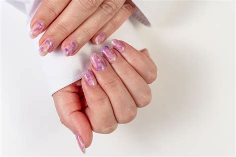 세련 된 유행 여성 매니큐어 여성의 손 관리 손과 스파 휴식 반짝이는 분홍색 매니큐어로 매니큐어 프랑스 매니큐어를 가진 여성의 손 매니큐어 미용술에 대한 스톡 사진 및 기타