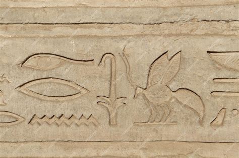 Hiéroglyphes égyptiens Anciens Sculptés Au Temple De Kom Ombo à Assouan