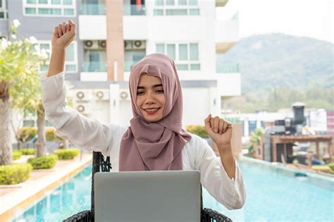 두바이의 그의 비즈니스 사무실에서 일하는 접시 다샤를 가진 여자 전통적인 토후국 흰 드레스에 성공적인 사업가의 초상화입니다 중동