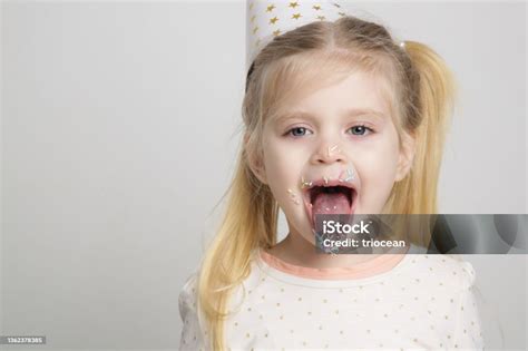 화려한 설탕을 가진 귀여운 작은 생일 소녀는 입술과 입에 뿌려 어린이와 설탕 중독 개념 4 5세에 대한 스톡 사진 및 기타