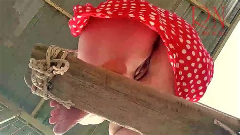 Ama de casa linda se divierte sin bragas en el columpio Puta se balancea y muestra su coño