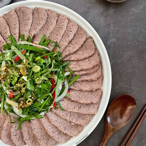 Korean Sliced Beef With Perilla Saladpyeon Yuk Kkenip Muchim ⋆