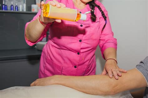 Masaje Manual Terapéutico Profesional Con Aceite De Masaje Una Doctora
