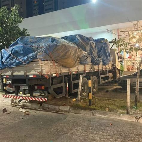 CAMINHÃO SEM FREIO ATINGE CARROS E BATE NA LATERAL DO PRAIA SHOPPING