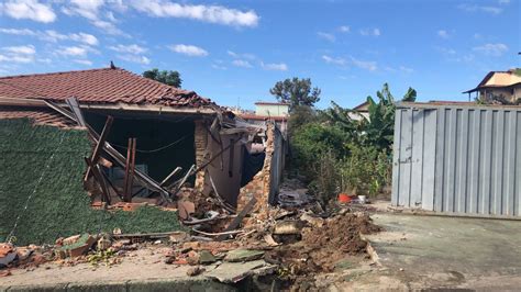 Caminhão descontrolado desce rua e atinge duas casas em Contagem O Tempo