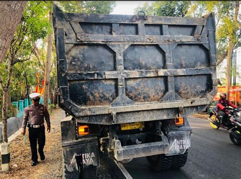 Gegara Satpam Pasang Traffic Cone Pemotor Jatuh Terlindas Truk Hingga