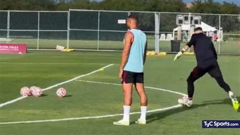 El GOLAZO de tiro libre de DIBU MARTÍNEZ en Aston Villa TyC Sports