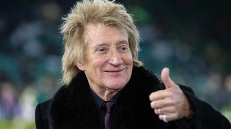 Der Unvergängliche Rod Stewart Tobt Sich Vor Dem Spiel Aus Fotos
