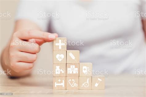 건강 보험 개념 아이콘 의료와 나무 블록 스태킹을 배열 하는 손 배열 1위에 대한 스톡 사진 및 기타 이미지 1위 건강 진단 건강관리와 의술 Istock