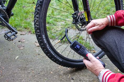 Recenze Bosch EasyPump: Nejlepší aku cestovní pumpa?