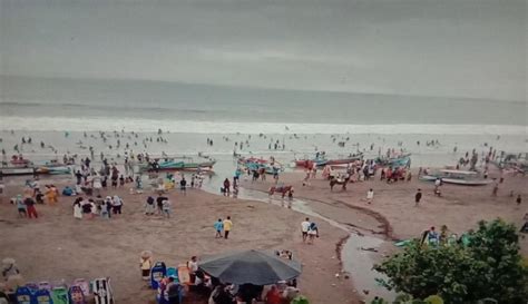 Khawatir Tak Bisa Liburan Saat Nataru Wisatawan Serbu Pantai Pangandaran