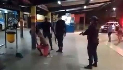 Vídeo mostra PM agredindo homem em terminal durante abordagem Direto