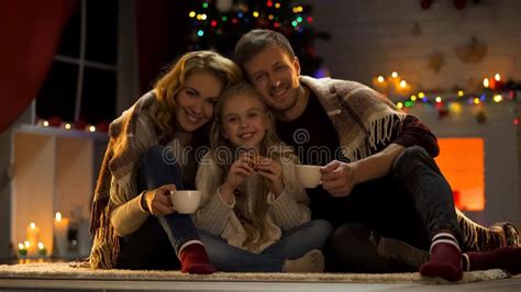 Familia Feliz Del Cacao Caliente De Consumición Tres Cerca Del árbol De Navidad Día Milagroso