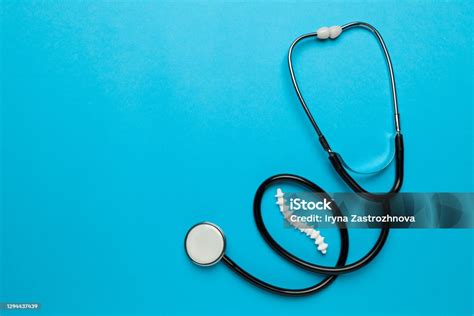 파란색 배경에 알약척추 허리 통증과 치료 허리에 염증 텍스트 공간 복사 0명에 대한 스톡 사진 및 기타 이미지 0명 건강