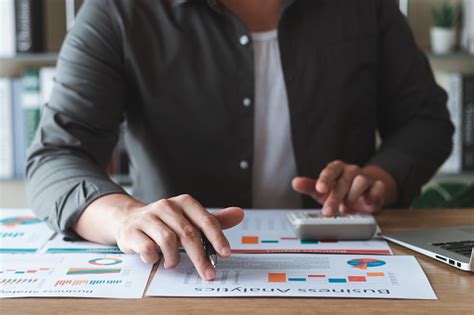 사업가 및 분석가는 회사 재무 감사를 수행하고 회사 성과 보고서 사업 계획 및 판매 이익을 극대화하기위한 전략 장기 사업 계획을 읽고 작성합니다 개념에 대한 스톡 사진 및