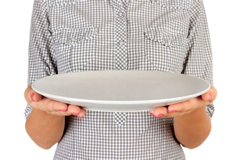 격자 무늬 셔츠에 여자 그녀의 앞 빈 라운드 매트 접시를 들고 있다 여자 손 잡고 디자인에 대 한 빈 접시 투시도 흰색 배경에