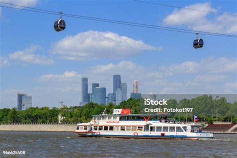 화창한 날에 모스크바 강을 건너 로프 웨이와 루즈니키 스타디움의 배경 위에 떠 있는 유람선 강에 대한 스톡 사진 및 기타 이미지 강 개발 건물 정면 Istock