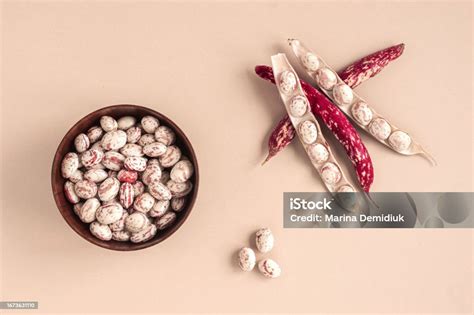 크랜베리 콩 그릇에 Borlotti 콩깍지 평면도 세련된 현대 음식 배경입니다 마젠타 색상 창조적 인 식료품 평평하게 누워