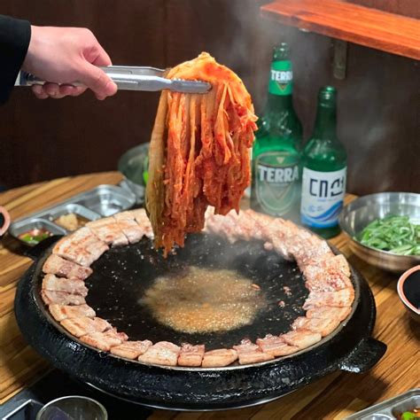 대구맛집일보 동성로에서 고기 고플때 필수코스라는 무쇠김치삼겹 국내산 삼겹살 두르고 그 기름에