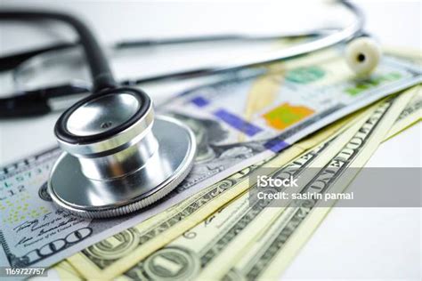 미국 달러 지폐 금융 계정 통계 분석 연구 데이터 및 비즈니스 회사 의료 건강 회의 개념에 청진기 건강관리와 의술에 대한 스톡 사진 및 기타 이미지 Istock