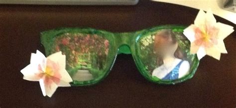 Sunglasses Photo Frame · A Pair Of Sunglasses · Construction