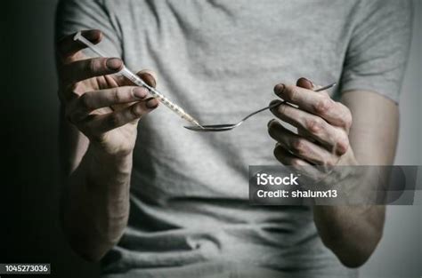 마약과 약물 중독 항목의 싸움 숟가락 라이터와 열 액체는 T셔츠에 어두운 배경에서 마약 중독자 고독 부정적인 감정 표현에 대한