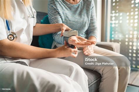 간호사 가정에서 노인 여자의 혈압을 측정 가정 생활에 대한 스톡 사진 및 기타 이미지 가정 생활 가정간병인 가정의 방