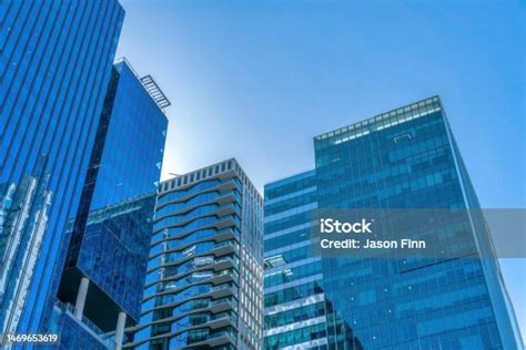 텍사스 오스틴에서 반사 유리 외관이 있는 건물의 낮은 각도 보기 0명에 대한 스톡 사진 및 기타 이미지 0명 개발 건축 Istock