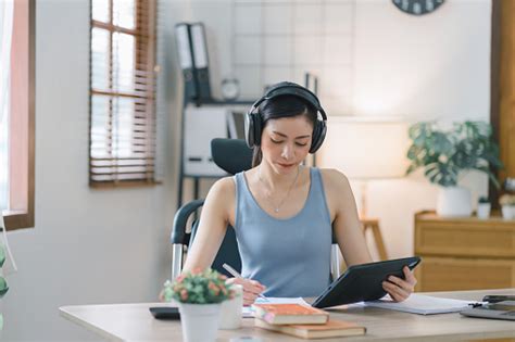 밀레니얼 세대의 젊은 아시아 사업가는 비즈니스 분석 및 전략 개념에 중점을 두고 노트북에 사업 계획을 메모하고 있습니다 여성에 대한 스톡 사진 및 기타 이미지 Istock