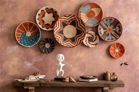 고리 버들 바구니 나무 벤치 및 우아한 개인 액세서리가있는 거실 내부의 세련된 민족 퇴비 아늑한 아파트 가정 장식 템플렛 Accessories Council에 대한 스톡