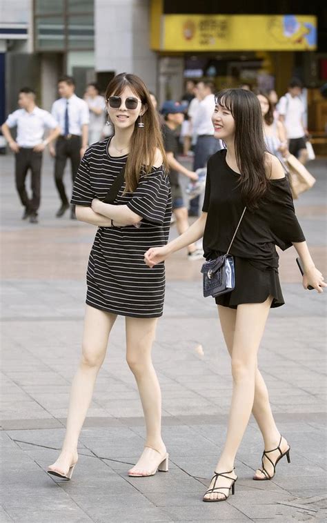 路人街拍：相对黑色与肤色丝袜等，紫色的丝袜看上去青春秀丽丝袜小姐姐紫色新浪新闻